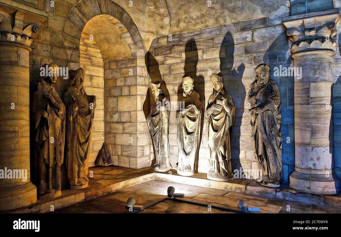 Saint statues gothic portal notre hi-res stock photography and images ...