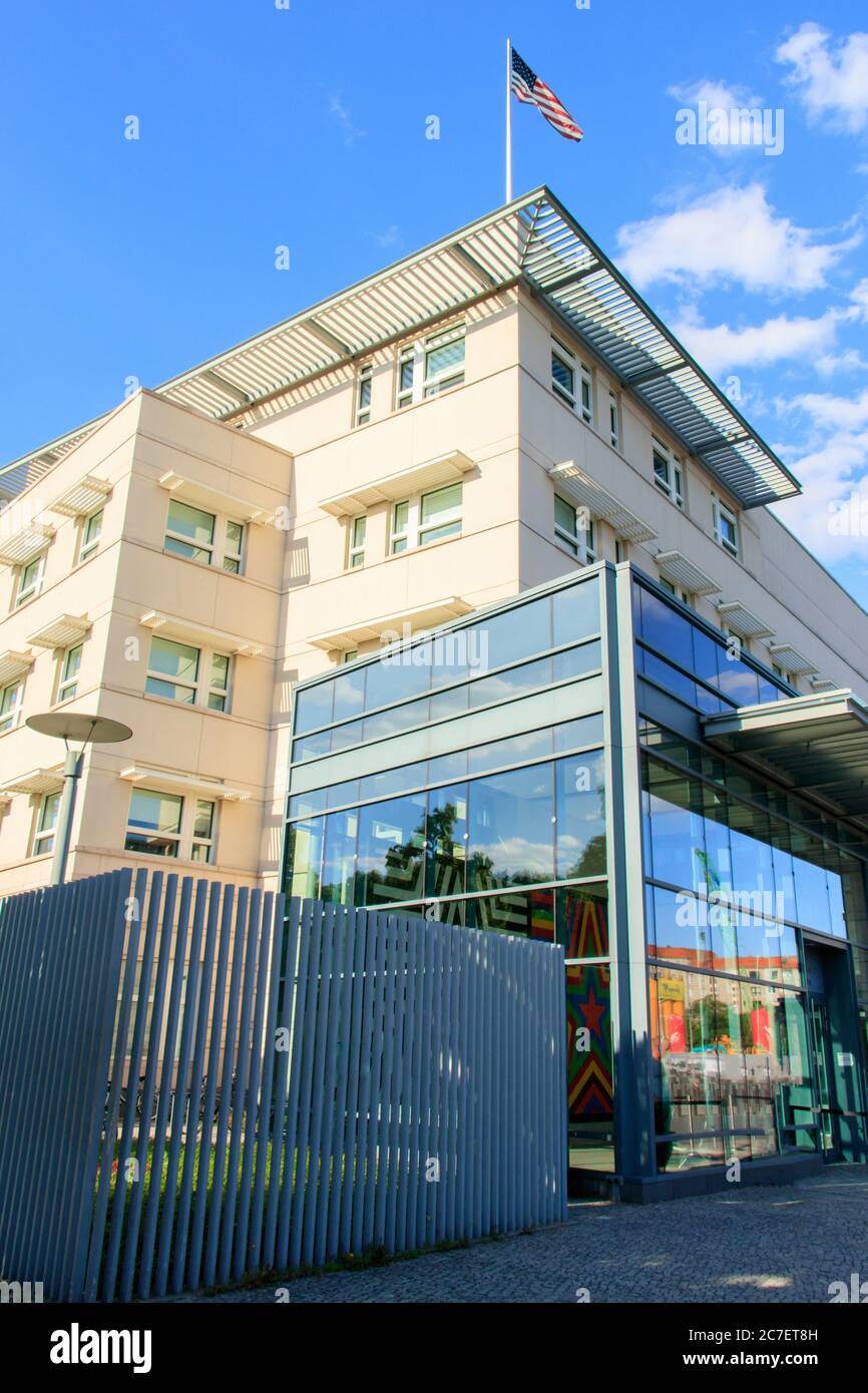 American official in europe hi-res stock photography and images - Alamy