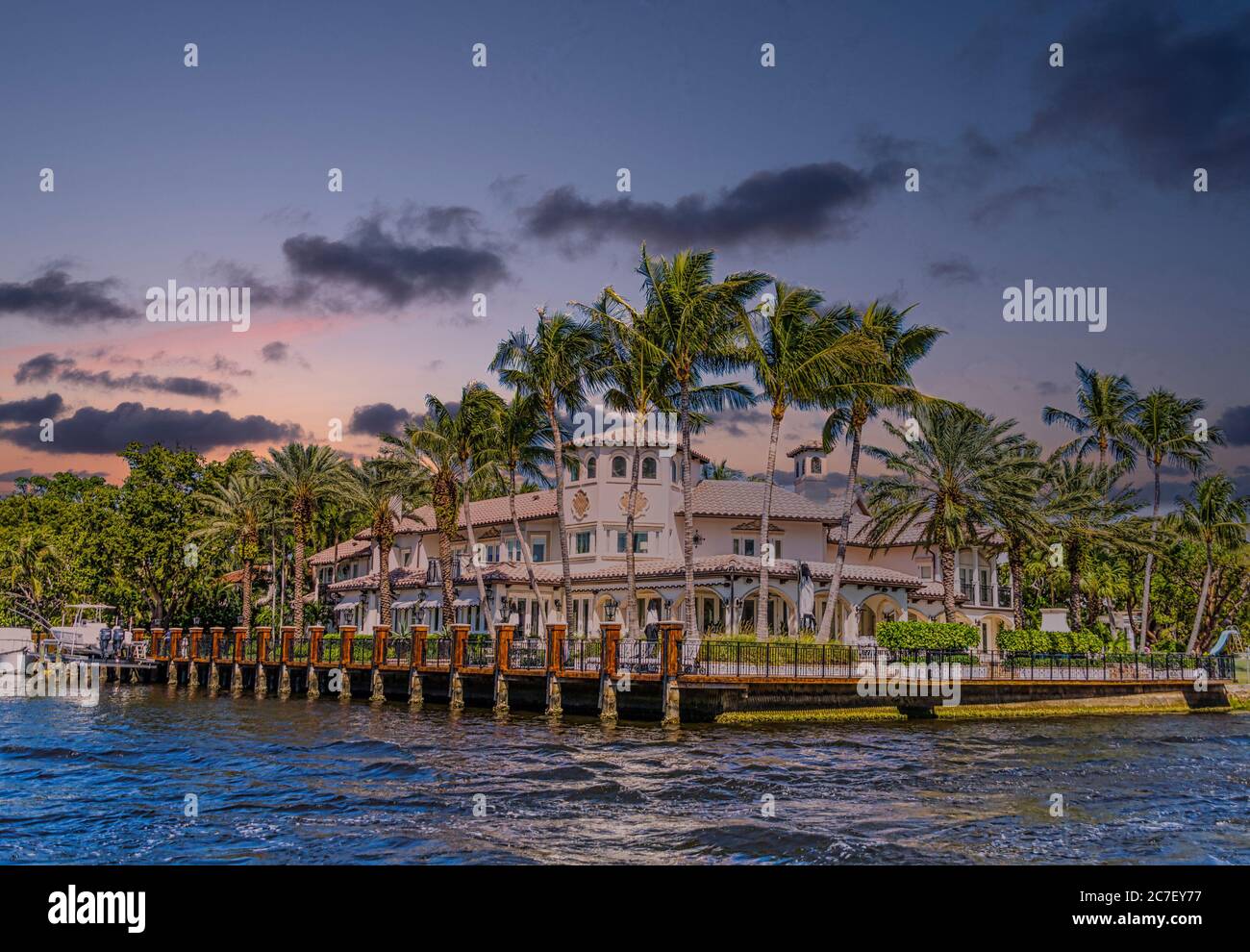 White buildings palm trees hi-res stock photography and images - Alamy