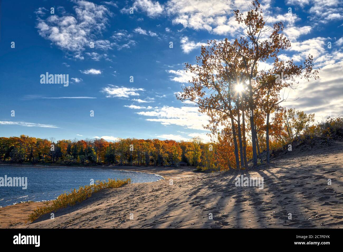 Sunrise with sunray through the free on a sandy beach in autumn Stock ...