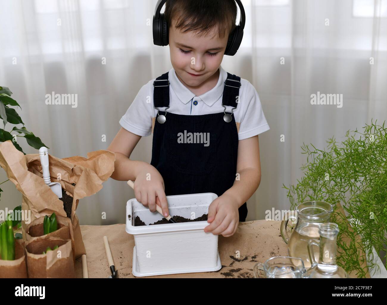 Leveling soil hi-res stock photography and images - Alamy