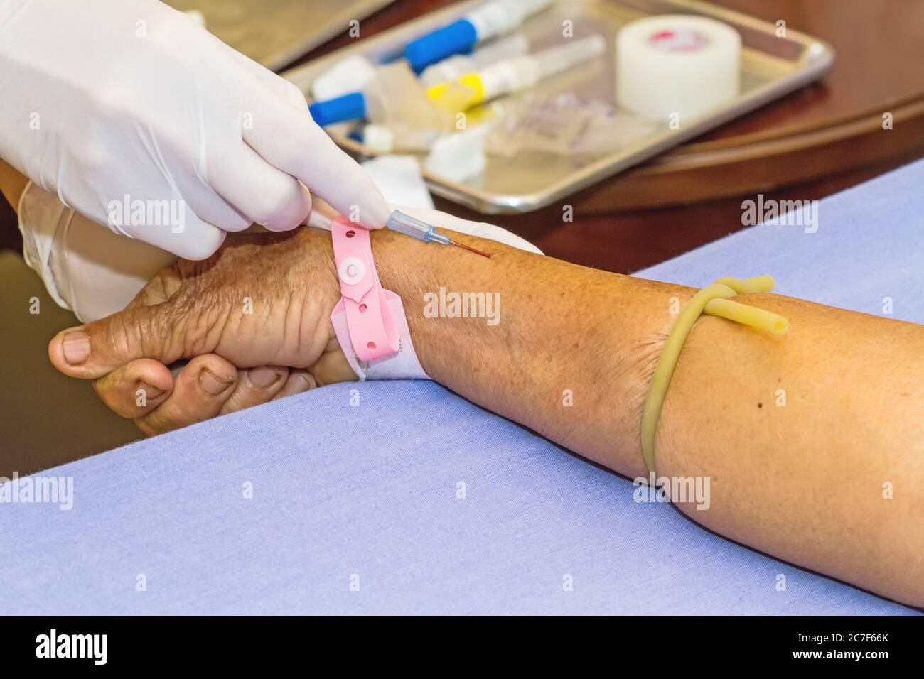 Intravenous fluid hi-res stock photography and images - Alamy