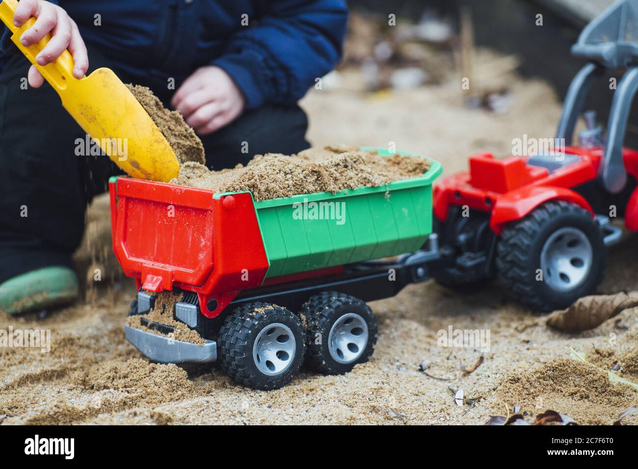 Children playing in sand box hi-res stock photography and images - Alamy