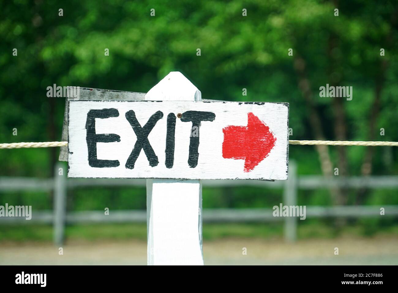 exit and arrow sign outdoor in front of trees Stock Photo - Alamy