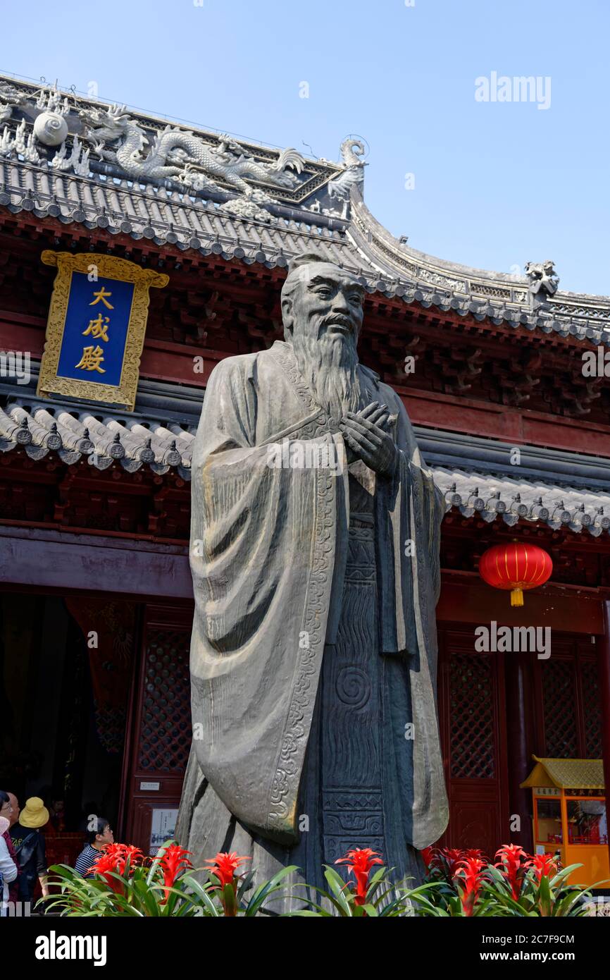 Statue of Confucius in front of Confucius Temple, Shimenkan, Nanjing ...