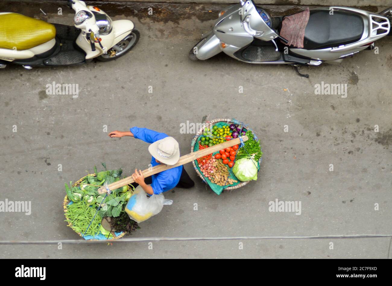 Woman carrying food hanoi vietnam hi-res stock photography and images ...