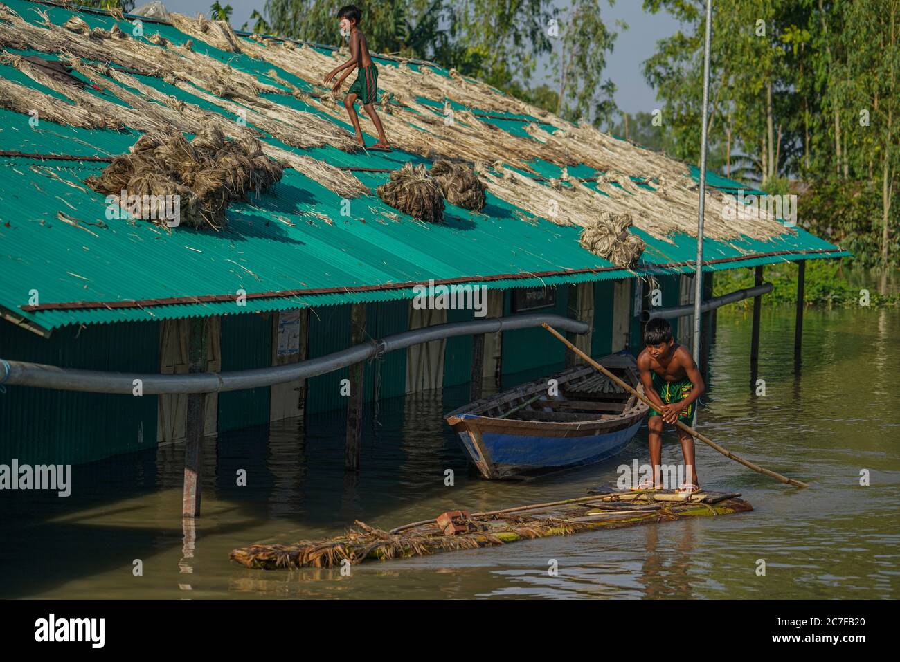 Raft in floods hi-res stock photography and images - Alamy