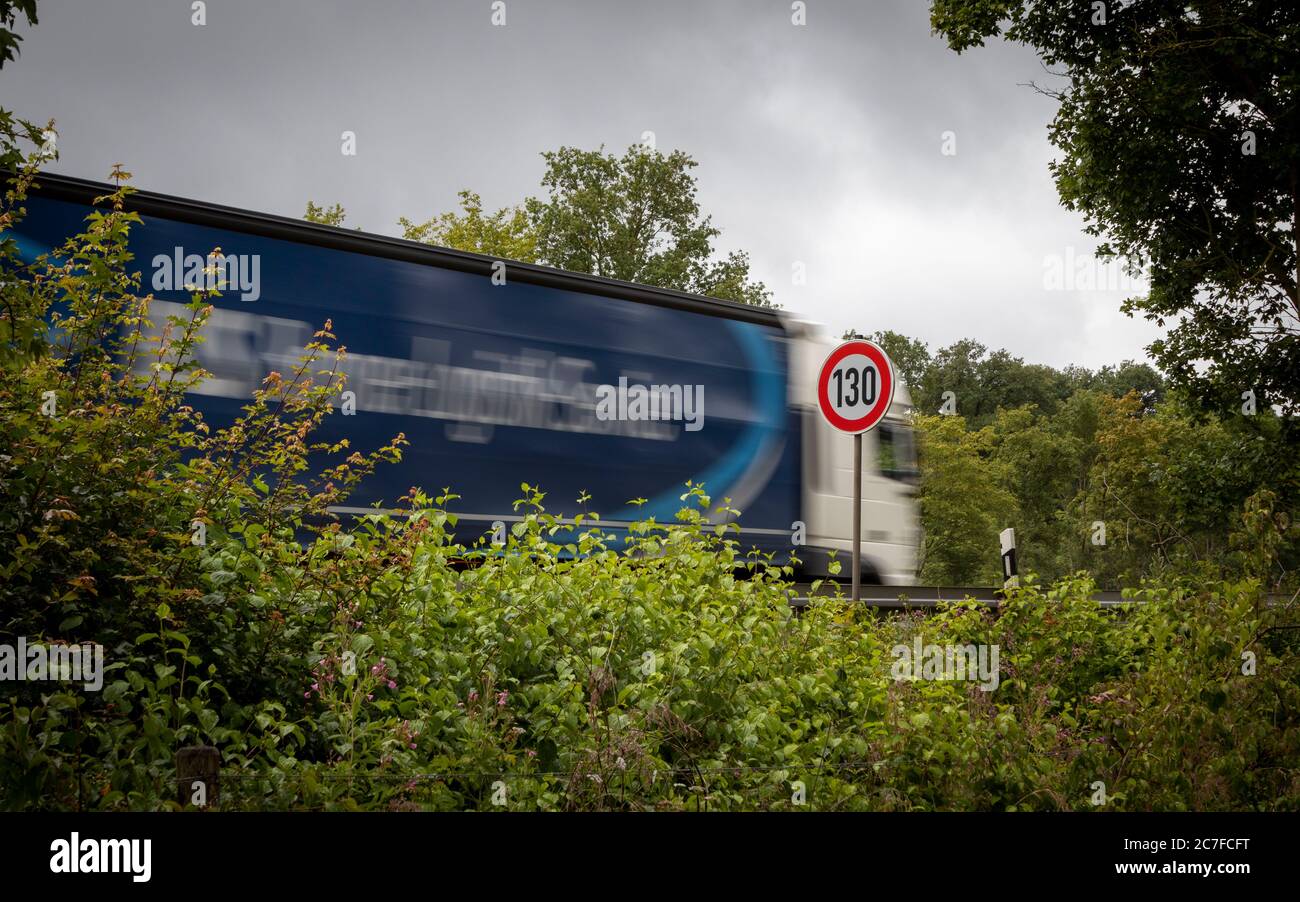 130km speed sign hi-res stock photography and images - Alamy