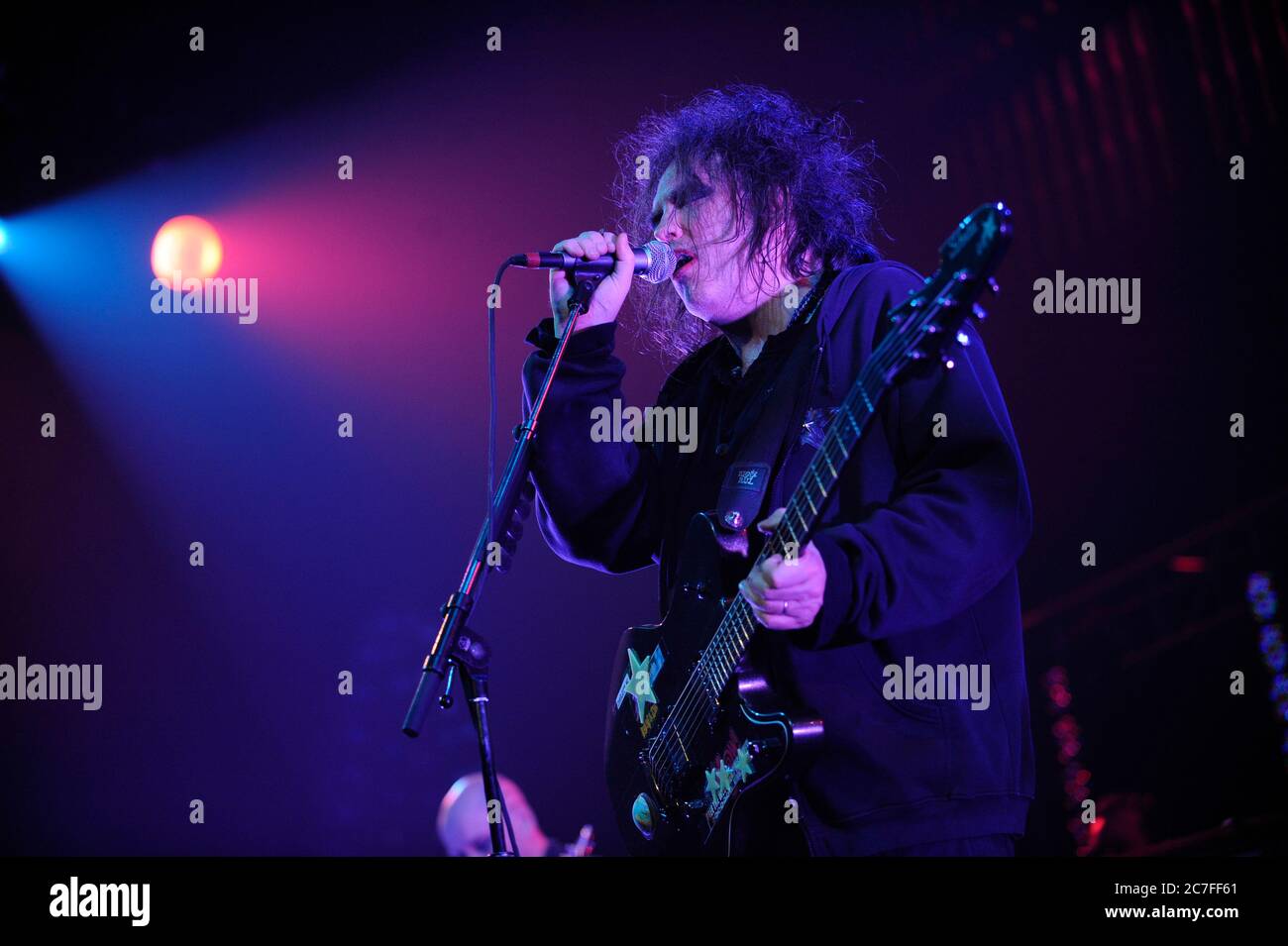 Cure robert smith hi-res stock photography and images - Alamy