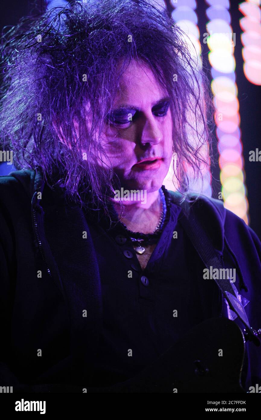 Cure robert smith hi-res stock photography and images - Alamy