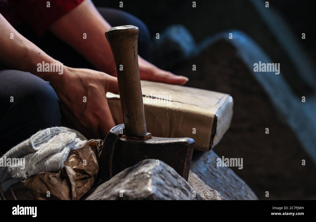 Gold forge hi-res stock photography and images - Alamy