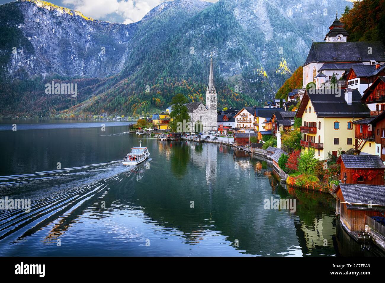 Scenic view of famous Hallstatt mountain village with Hallstatter lake. Sunny autumn sunrise on ...