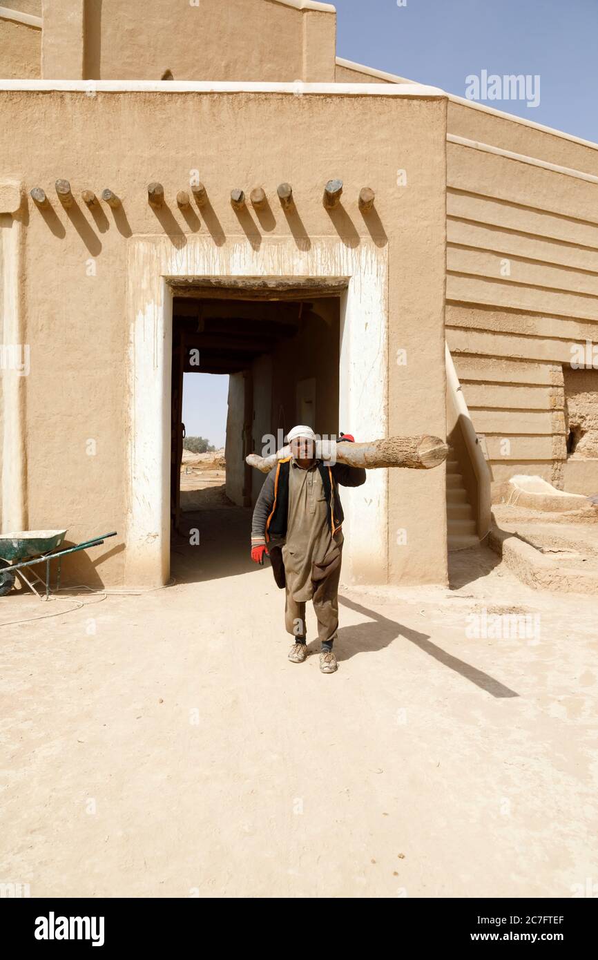 Construction saudi arabia worker hi-res stock photography and images ...