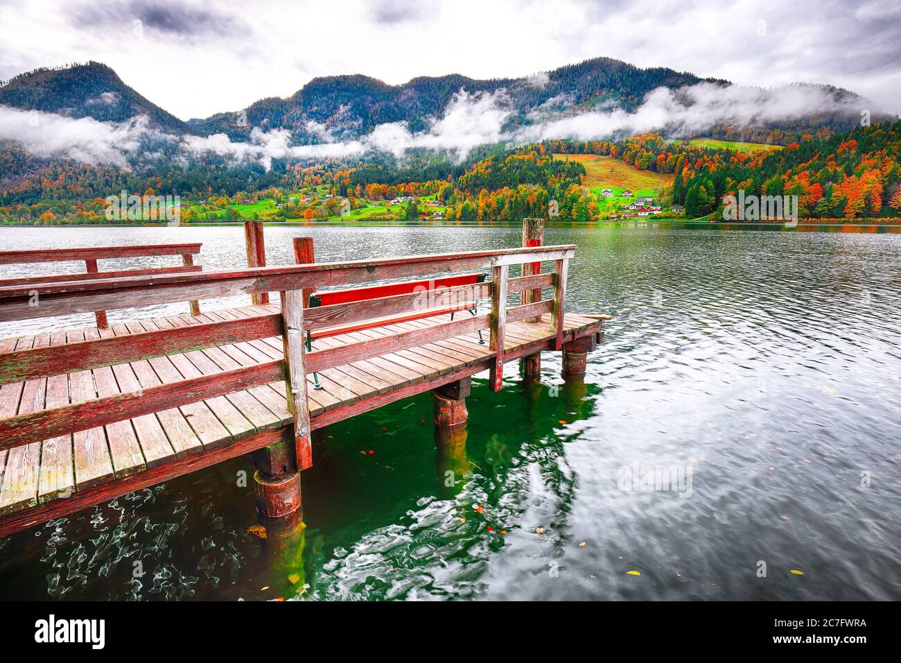Idyllic autumn scene in Grundlsee lake. Location: resort Grundlsee ...