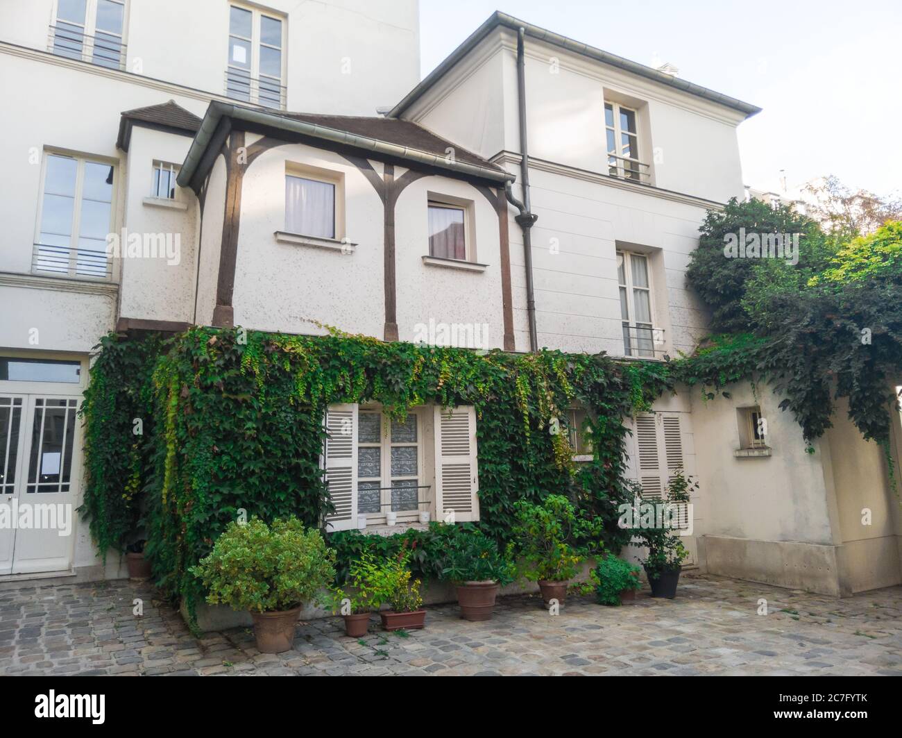 Parisian courtyard. Censier street, 5th arrondissement, Paris, France ...