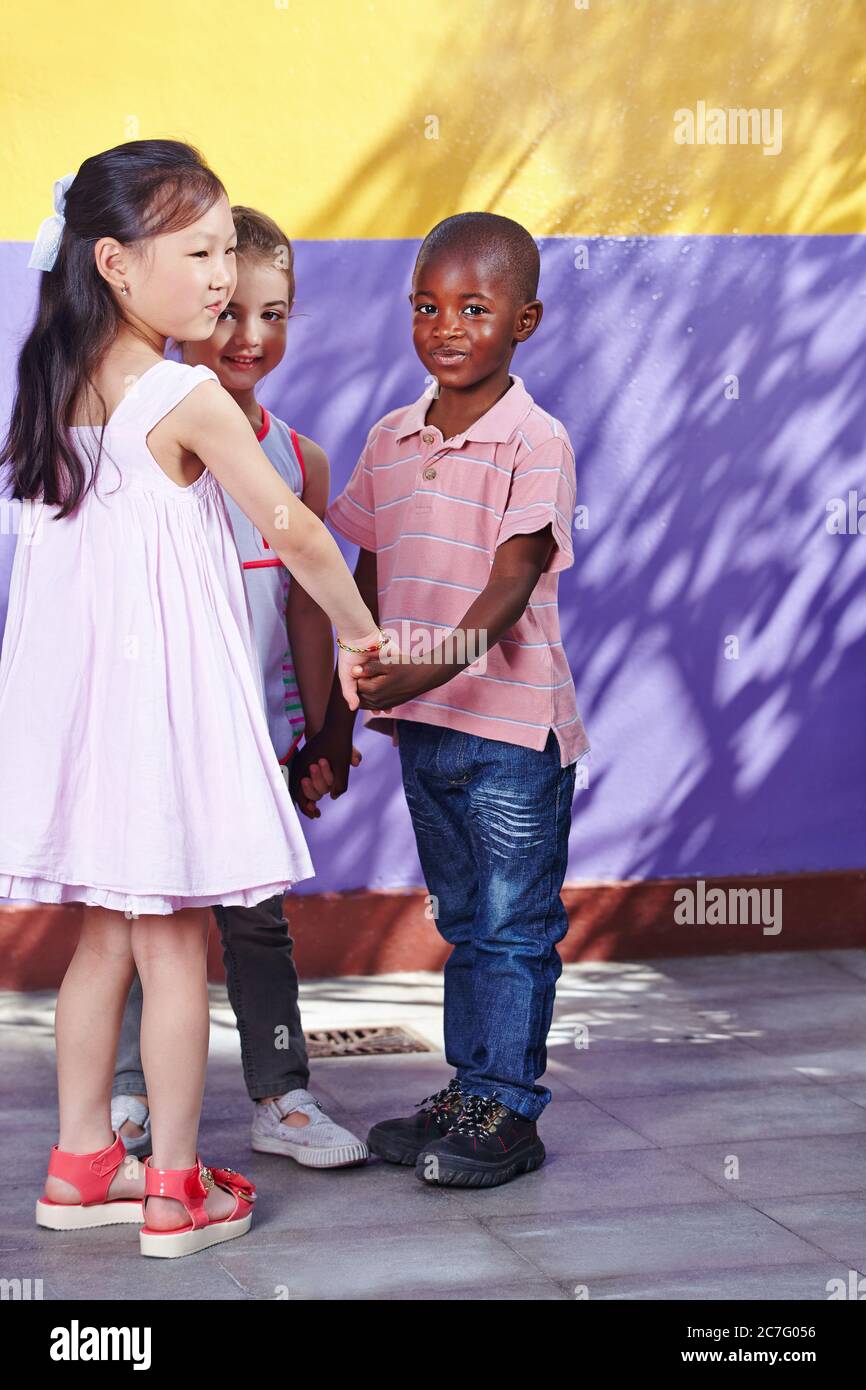 Happy kids dancing in circle hi-res stock photography and images - Alamy