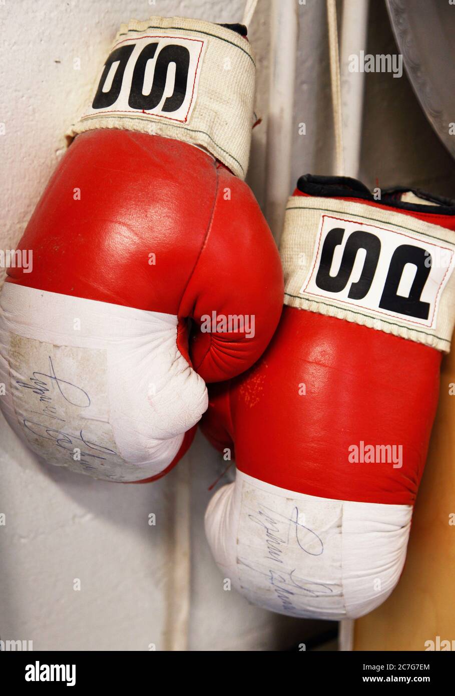 Boxing Gloves in a boxing room. Photo Jeppe Gustafsson Stock Photo - Alamy