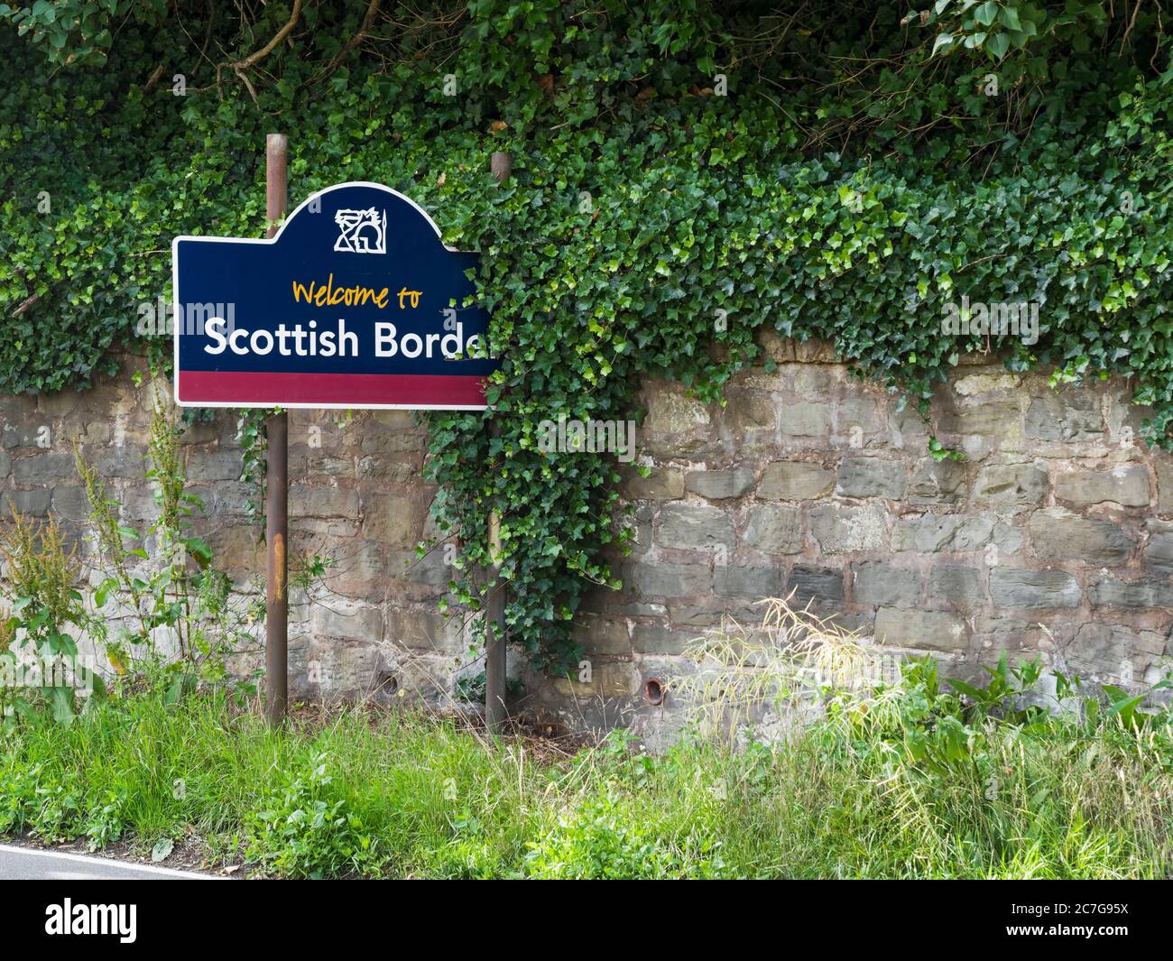 Scottish borders welcome sign Stock Photo - Alamy