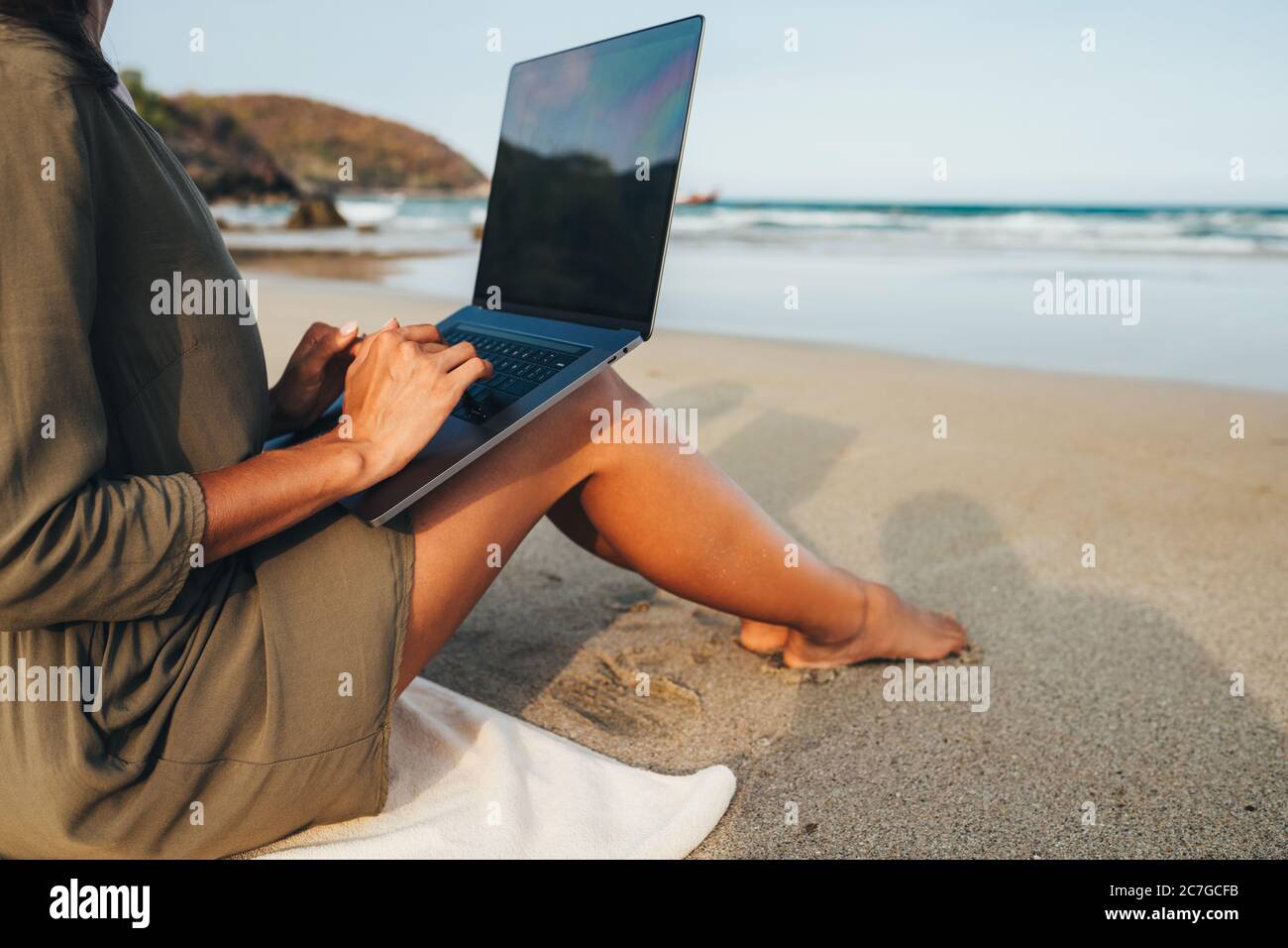 Remote work beach hi-res stock photography and images - Alamy