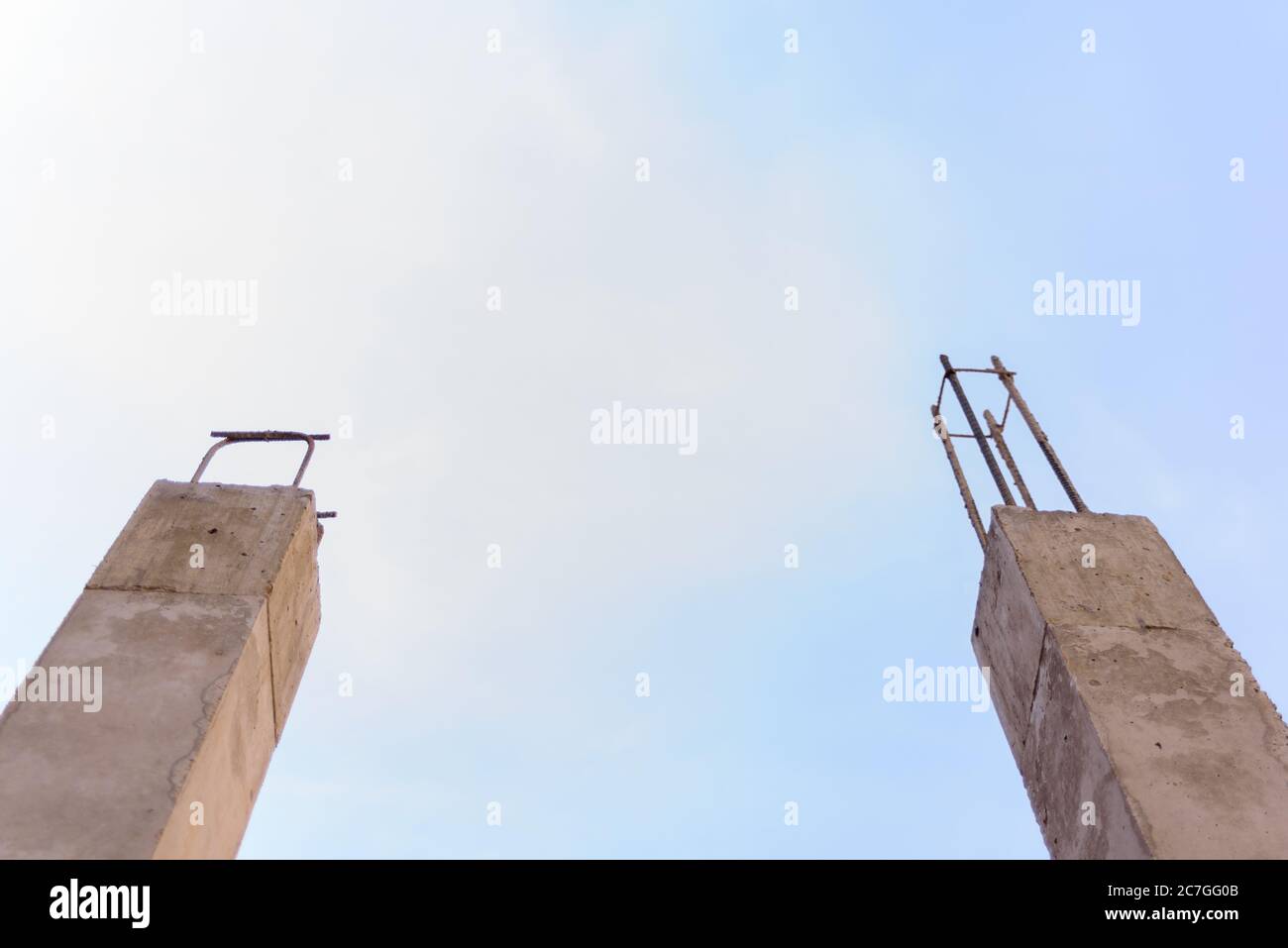 Two tall pillars hi-res stock photography and images - Alamy