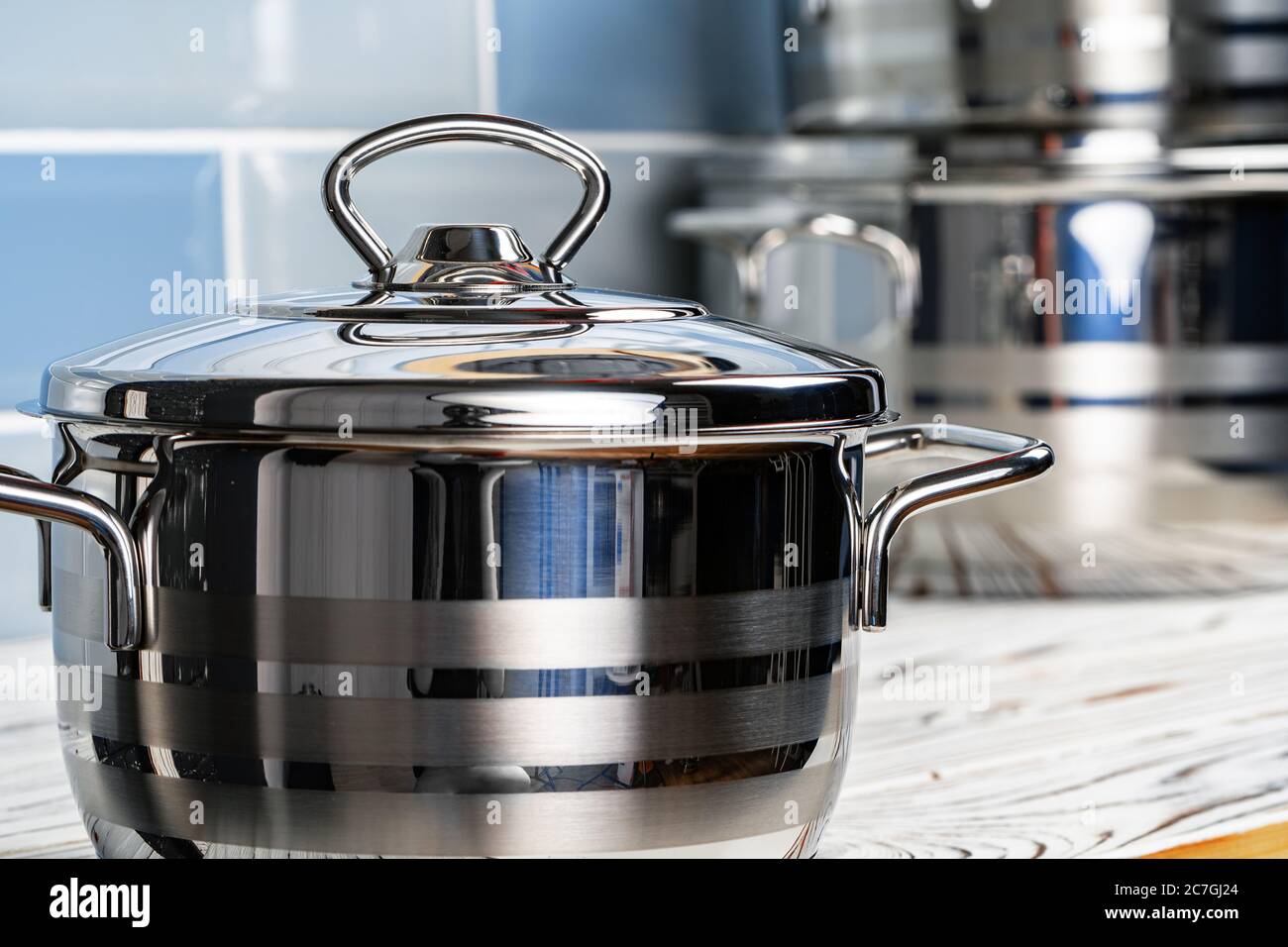 Close up photo of cookware set on kitchen counter Stock Photo - Alamy