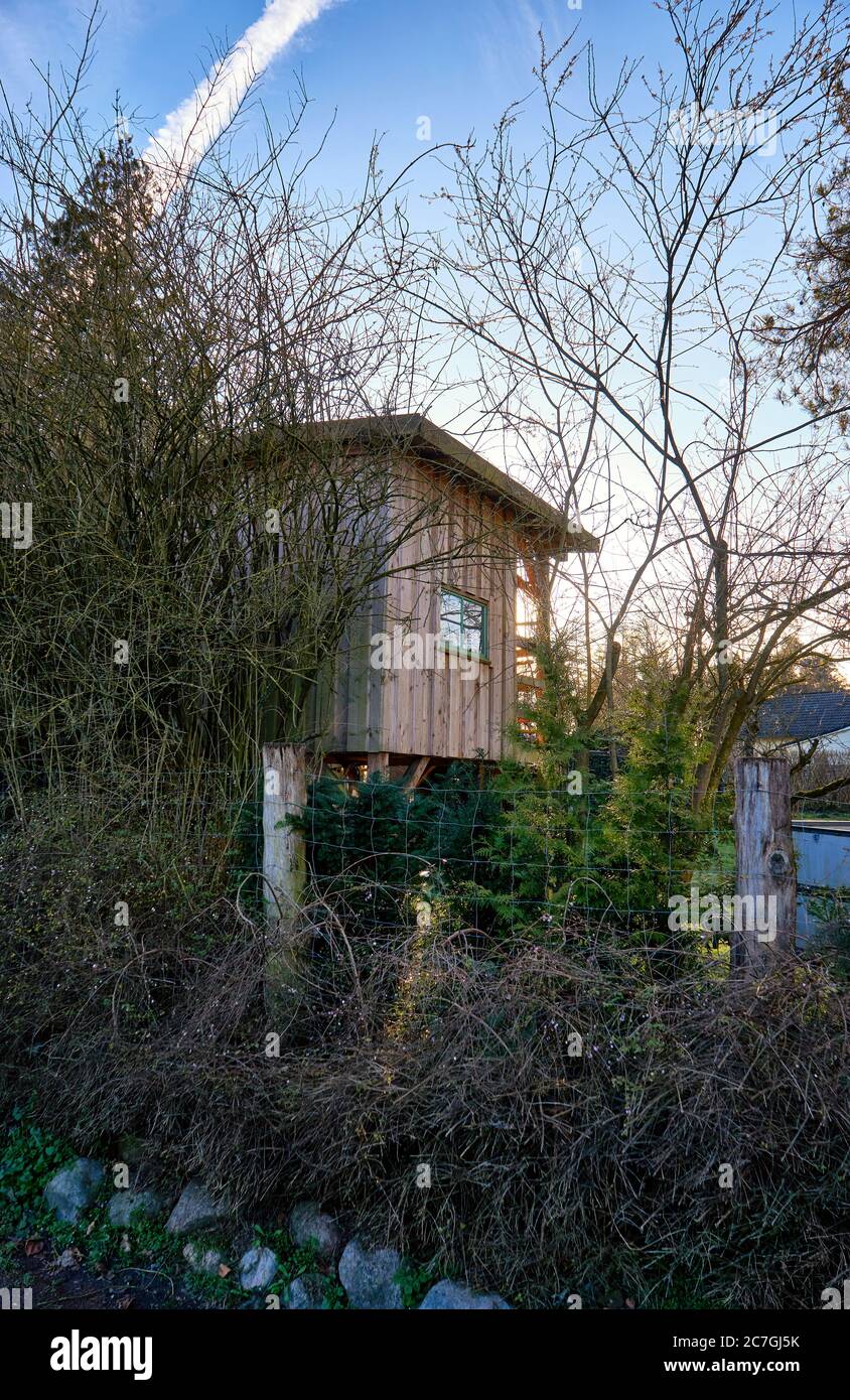 Small wooden tree house hi-res stock photography and images - Alamy