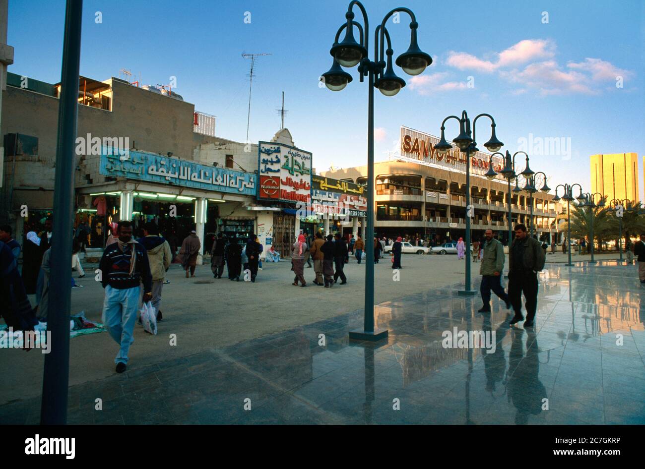 People shopping in kuwait hi-res stock photography and images - Alamy
