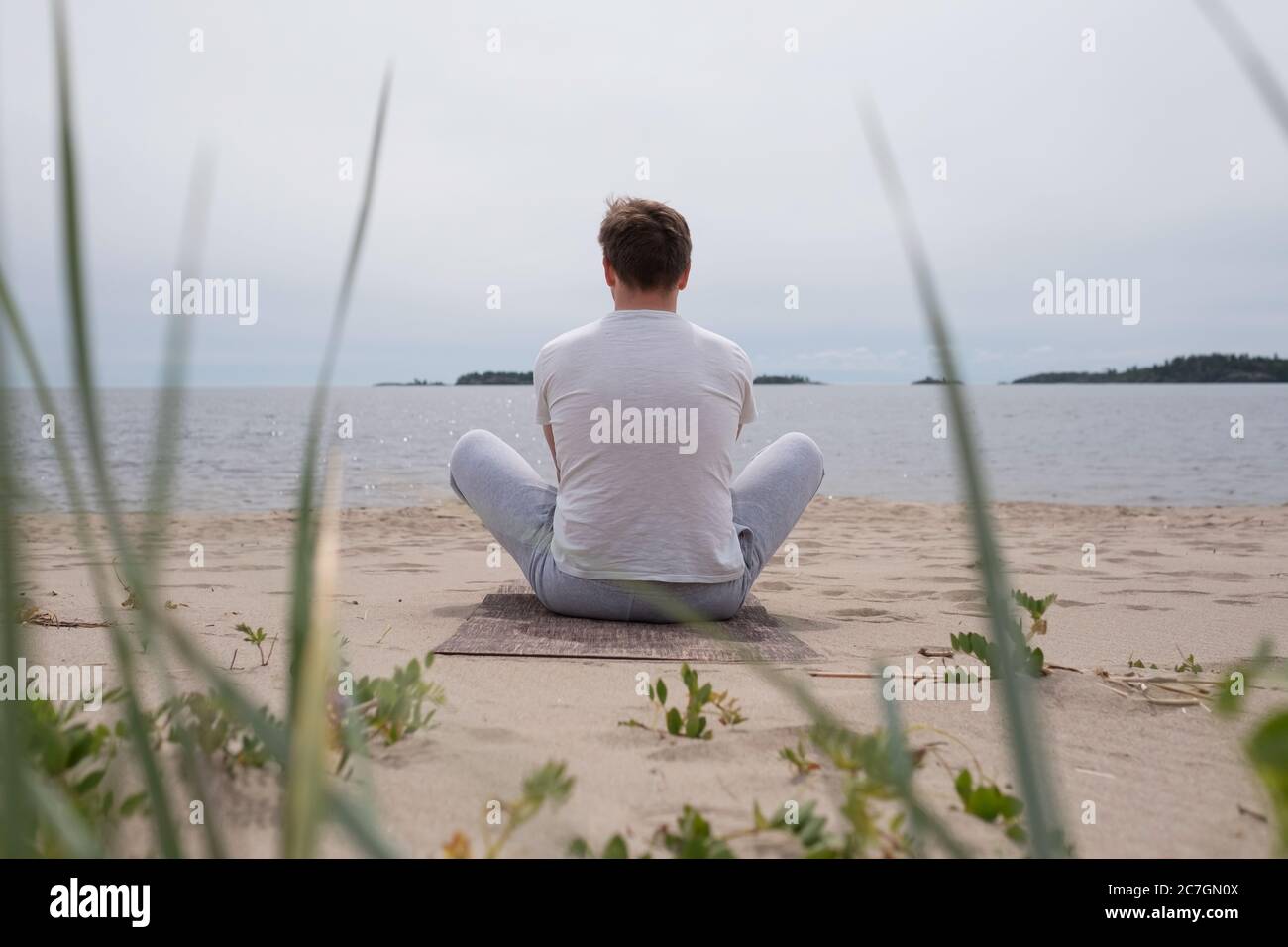 One person meditating and sea hi-res stock photography and images - Alamy