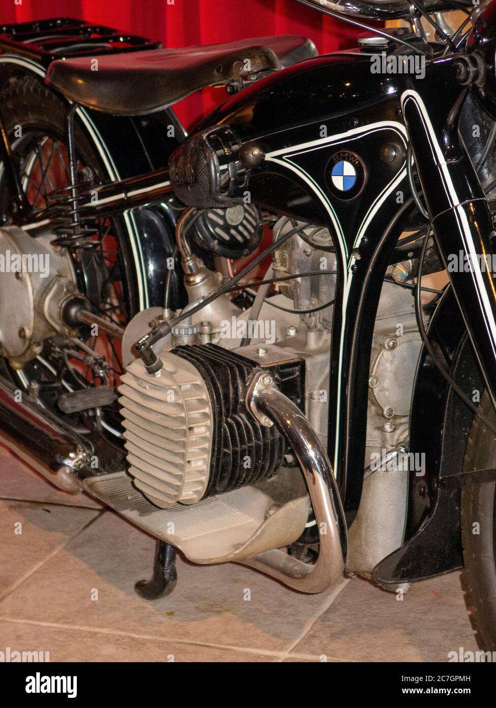 Four cylinder overhead valve engine hi-res stock photography and images ...