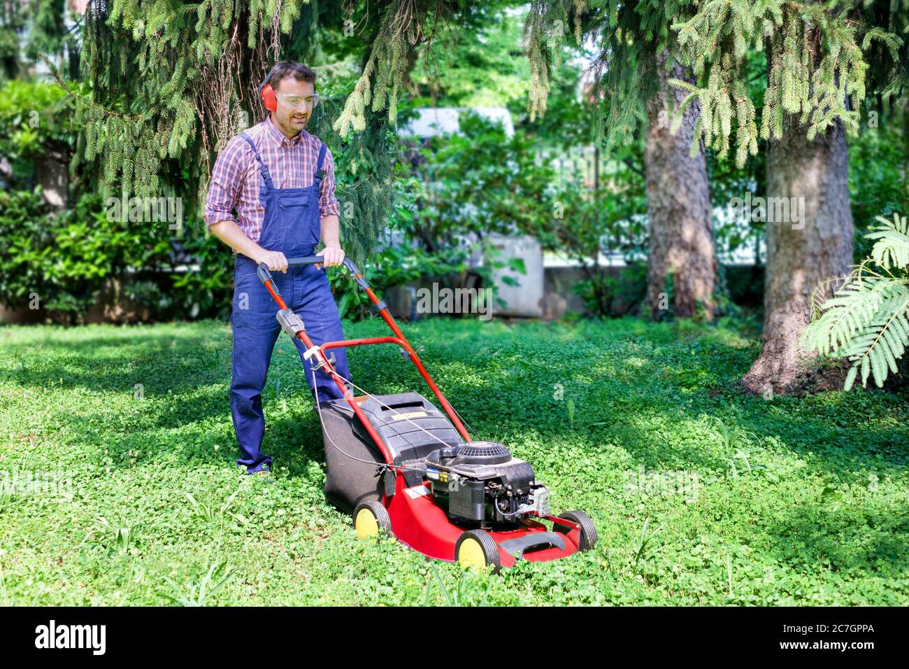 Lawn mower maintenance hi-res stock photography and images - Alamy