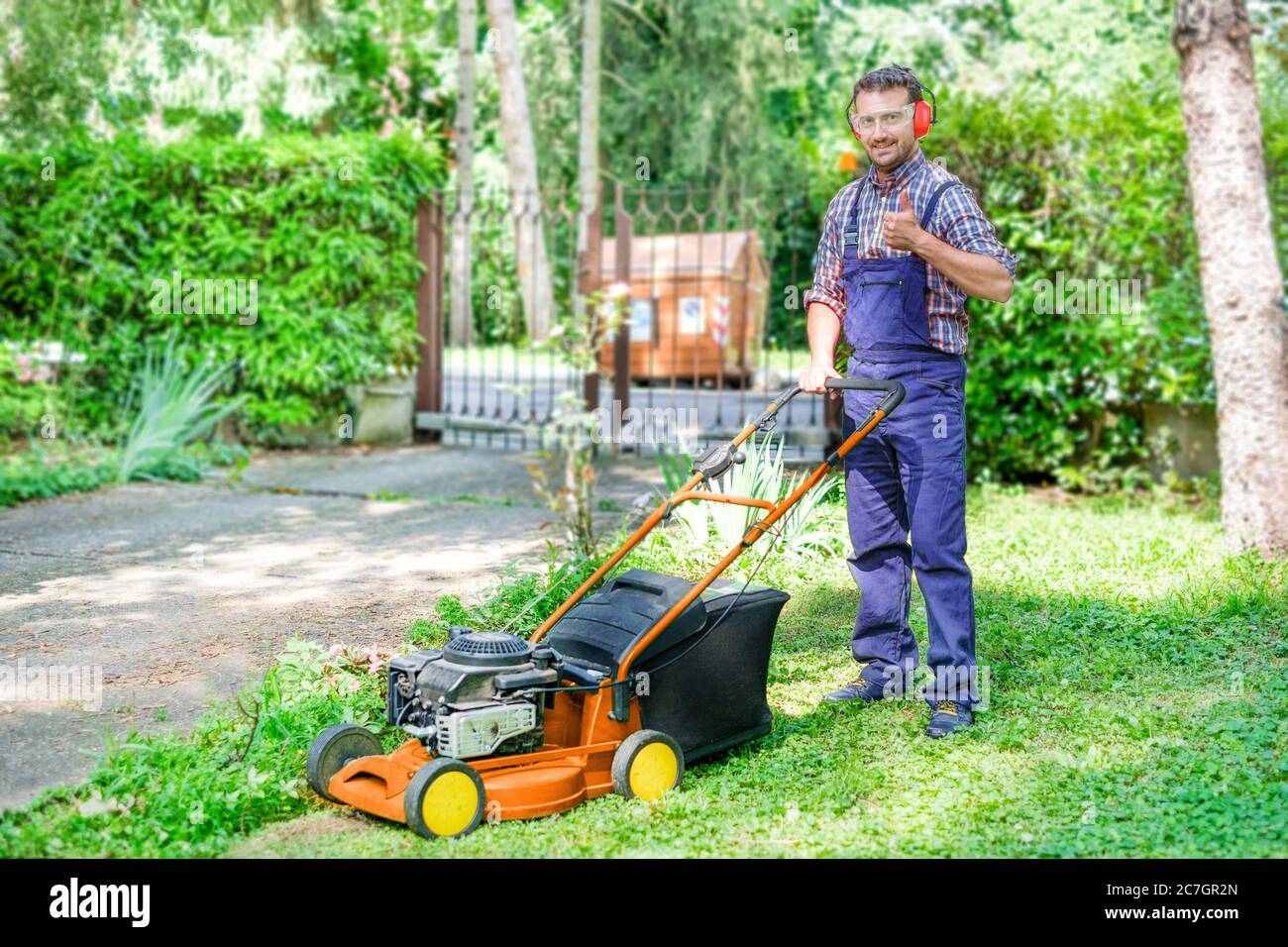 Maintaining garden hi-res stock photography and images - Alamy