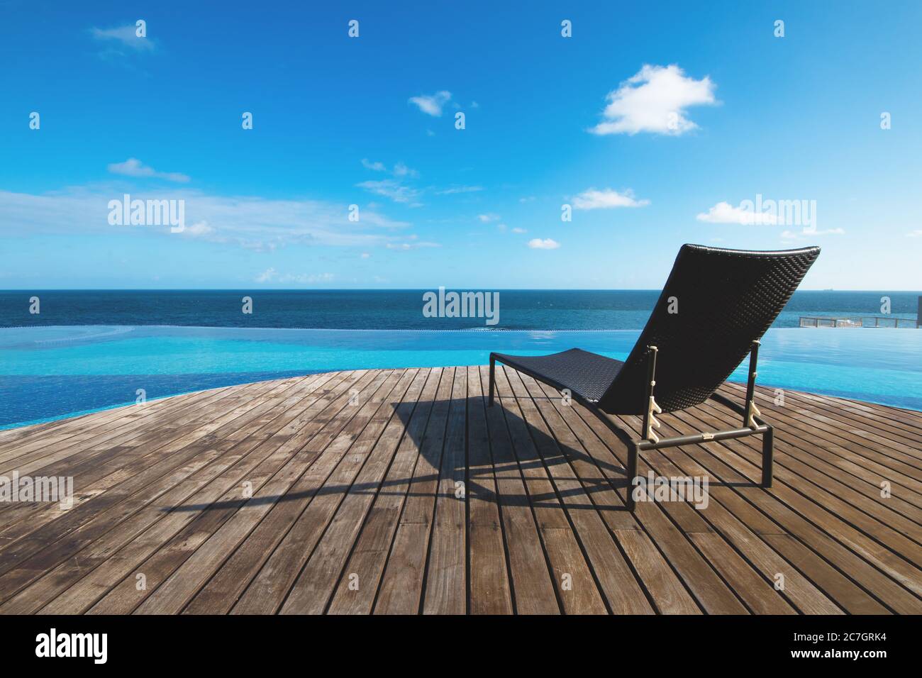 Infinity pool with views of the sea and blue sky Stock Photo - Alamy