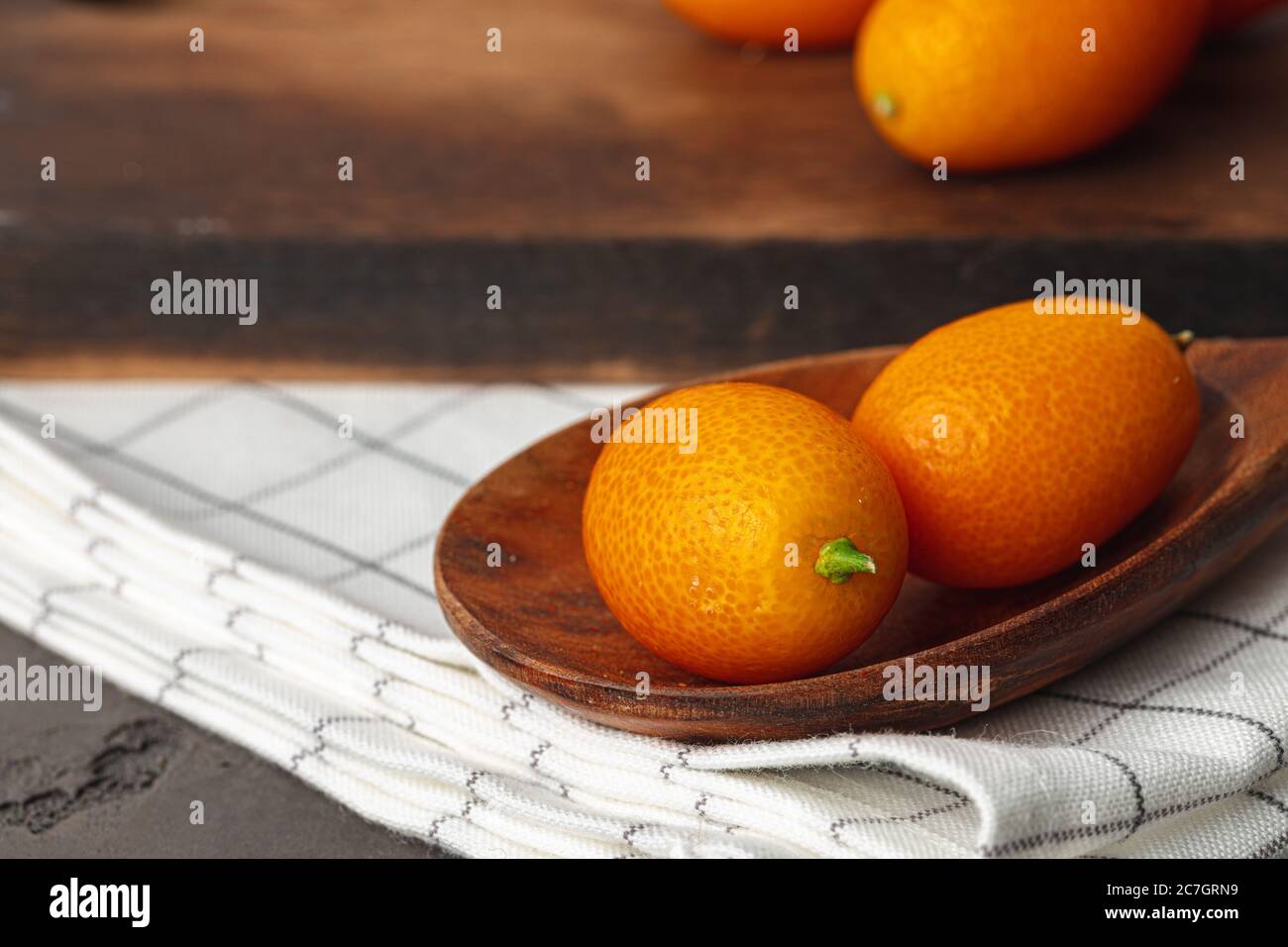 Heap of kumquat fruit on kitchen table Stock Photo - Alamy