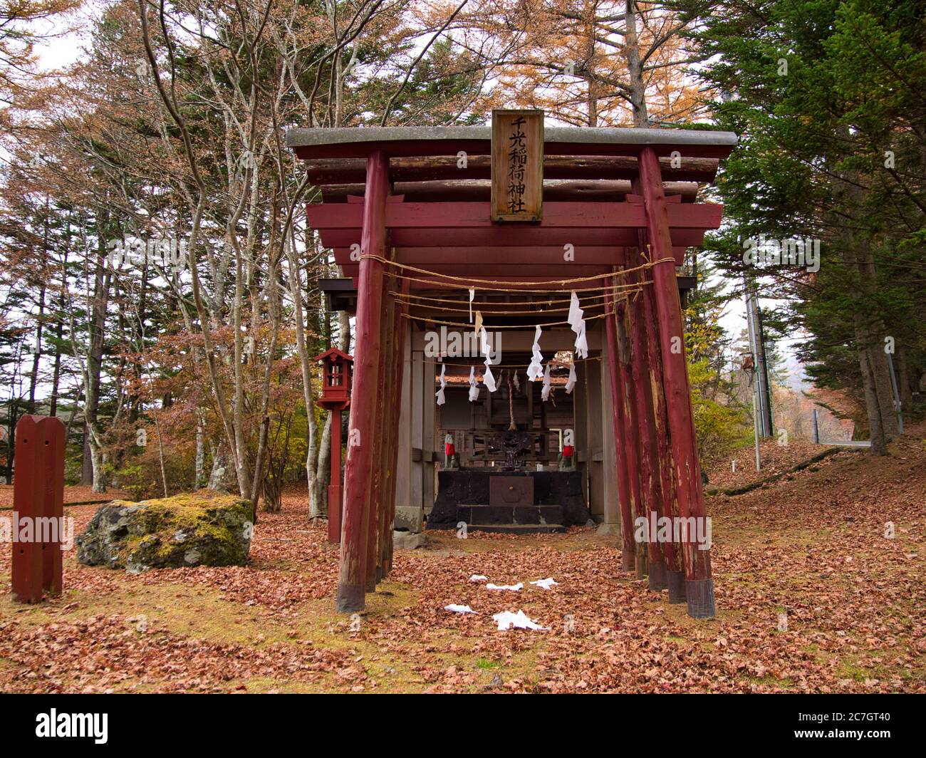 Shinto shrines hi-res stock photography and images - Alamy