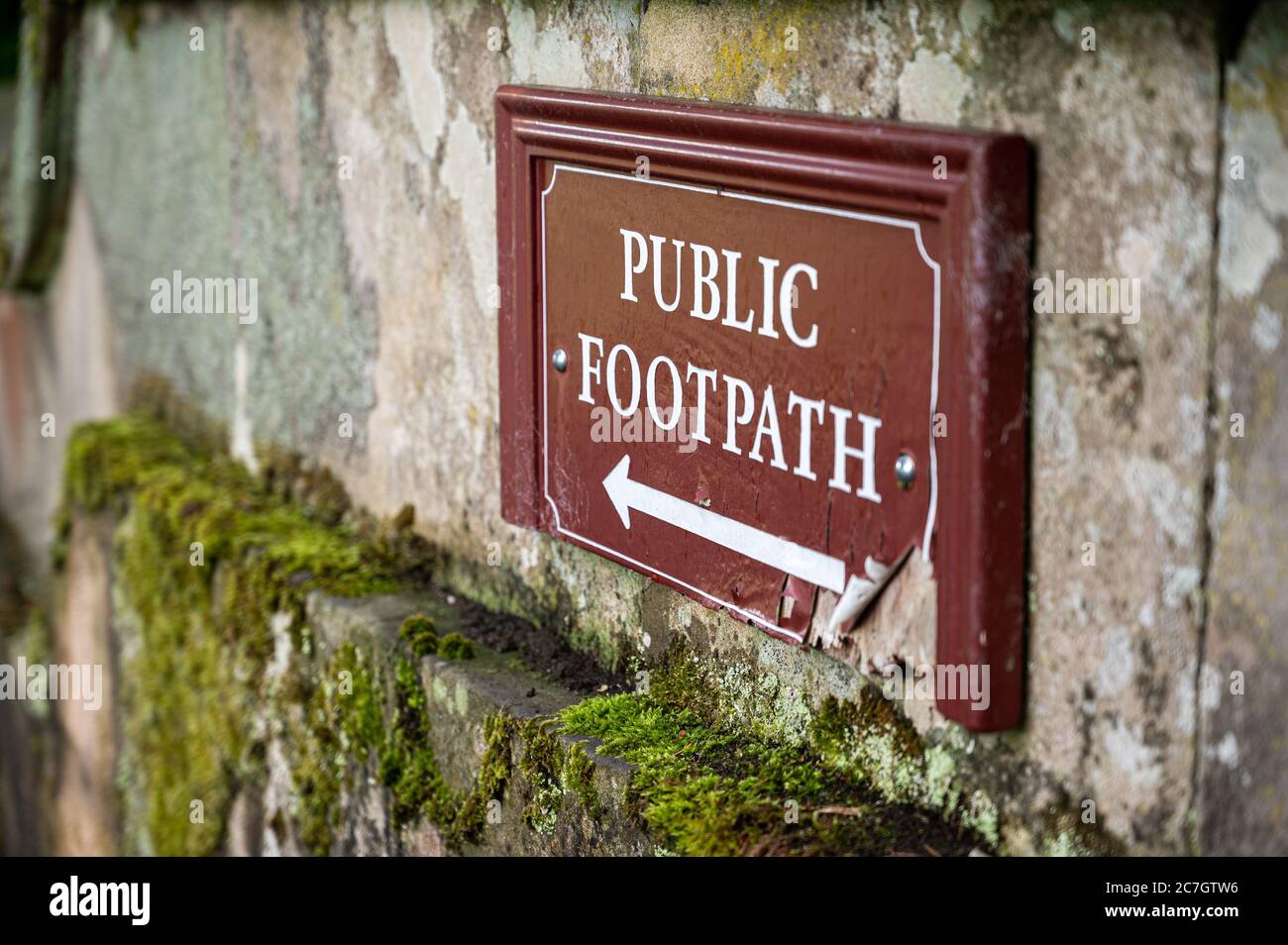 Moss covered trail sign hi-res stock photography and images - Alamy