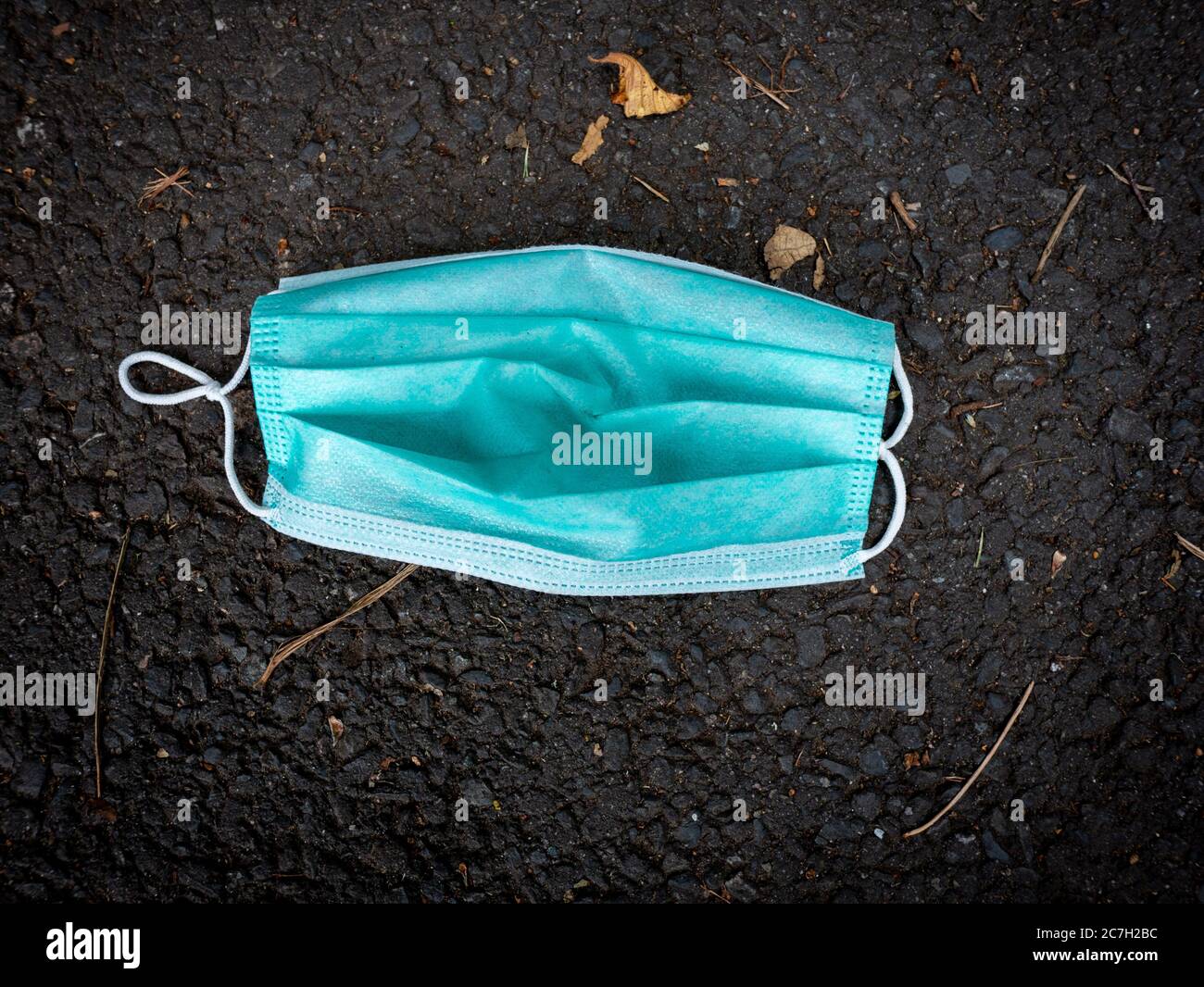 Dumped PPE face mask Stock Photo - Alamy