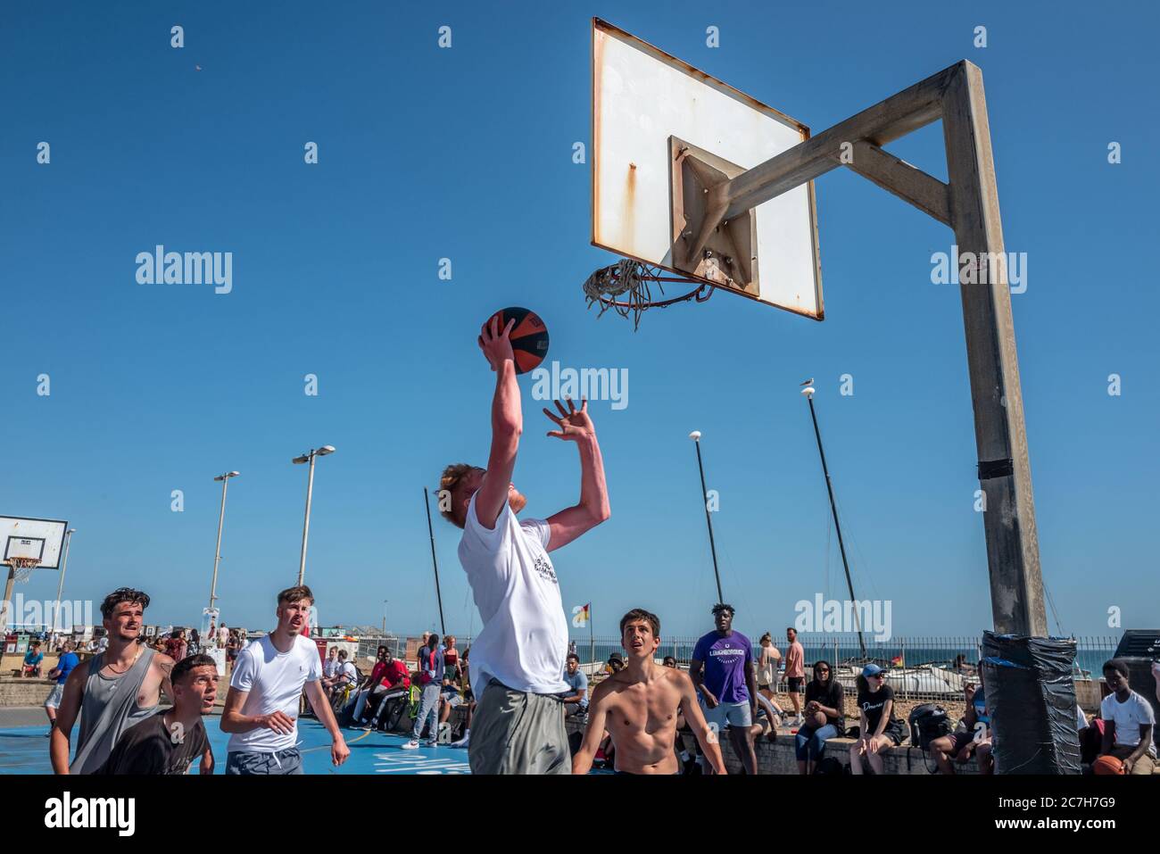 Basketball on the beach hi-res stock photography and images - Alamy