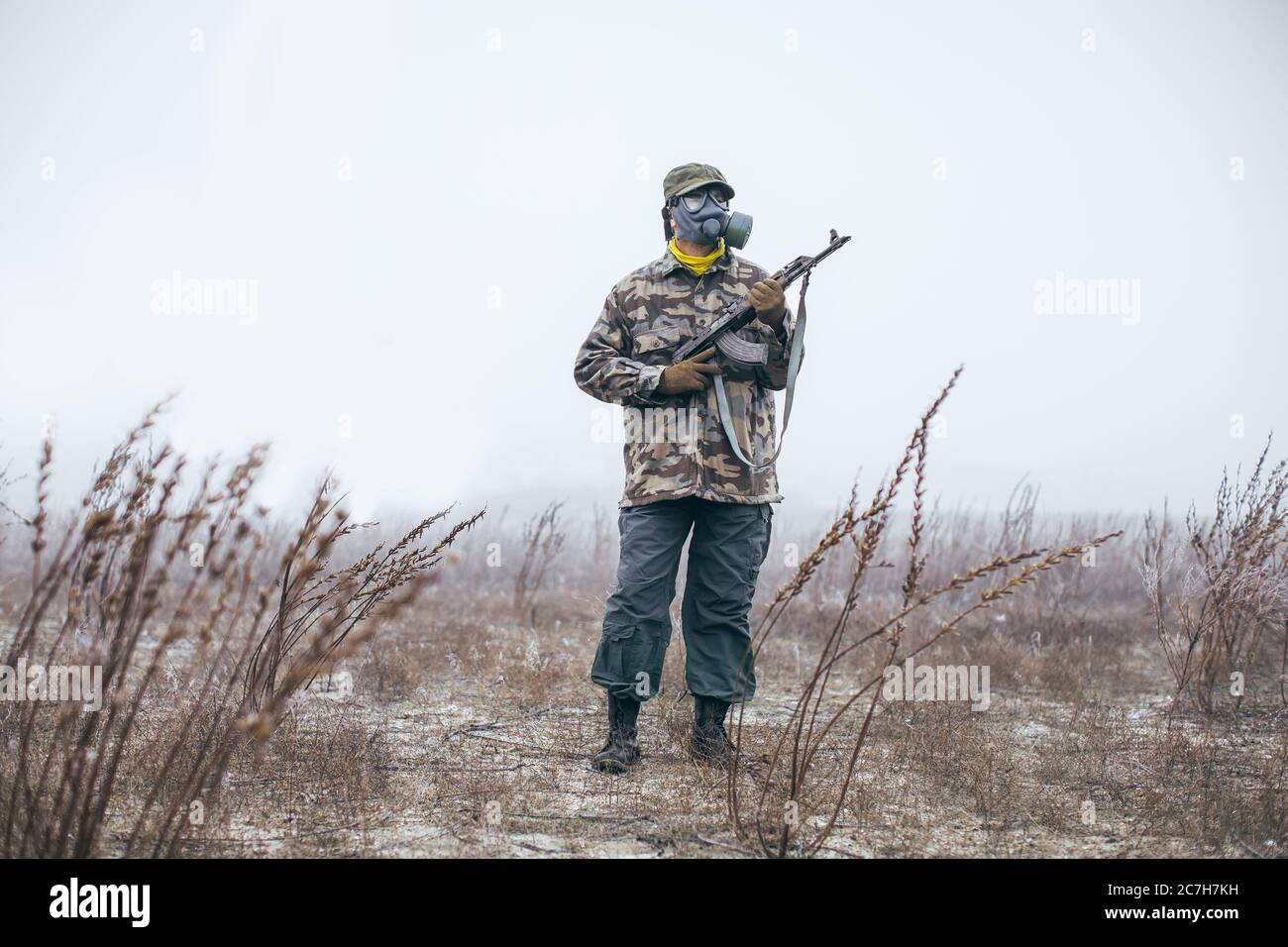 warrior with machine gun wearing gas mask Stock Photo - Alamy