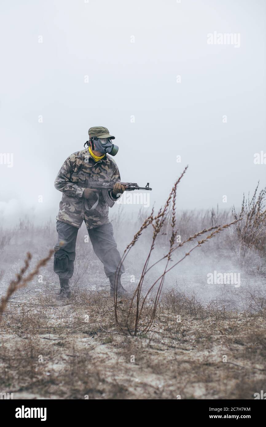 soldier in combat searching for enemy Stock Photo - Alamy
