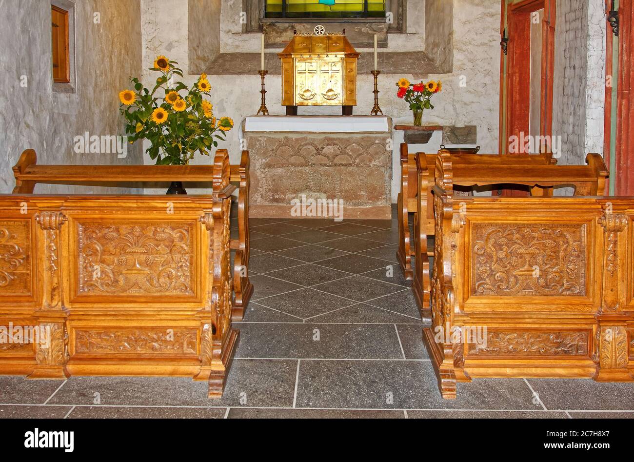 Ornately carved wood pews hi-res stock photography and images - Alamy