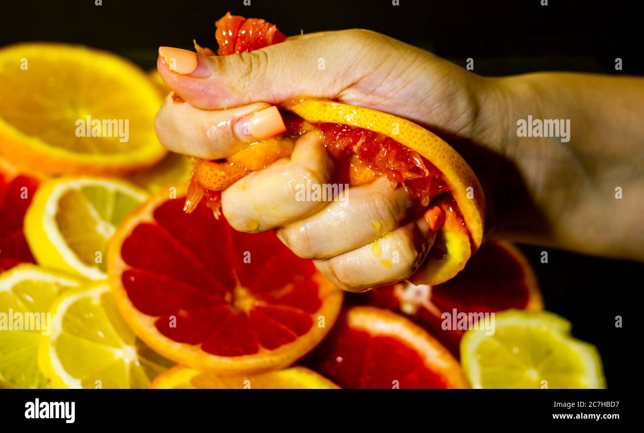 Squeezing citrus fruits hi-res stock photography and images - Alamy