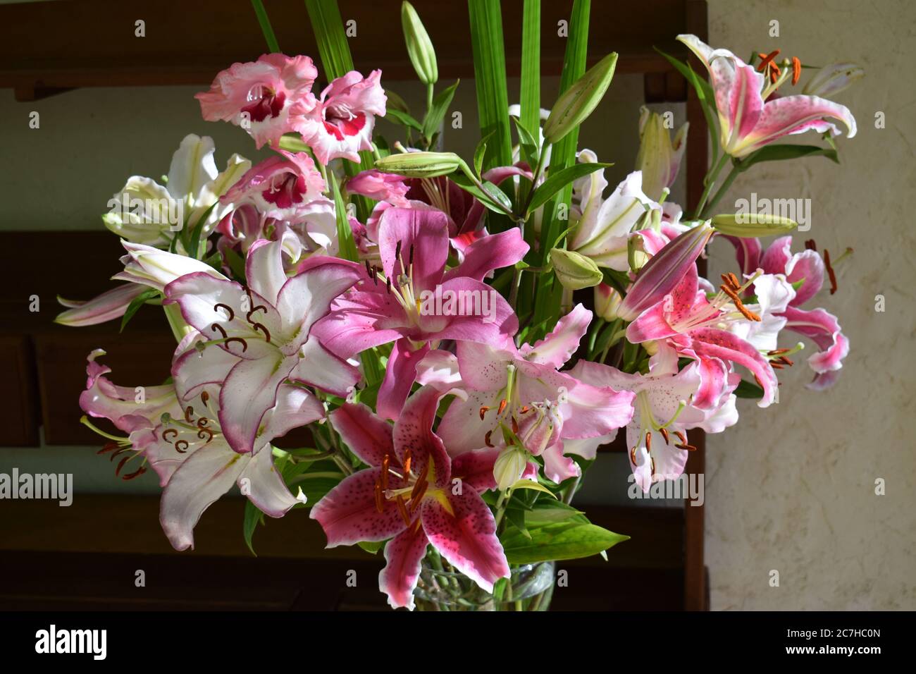 Bouquet de Lys rose Stock Photo - Alamy
