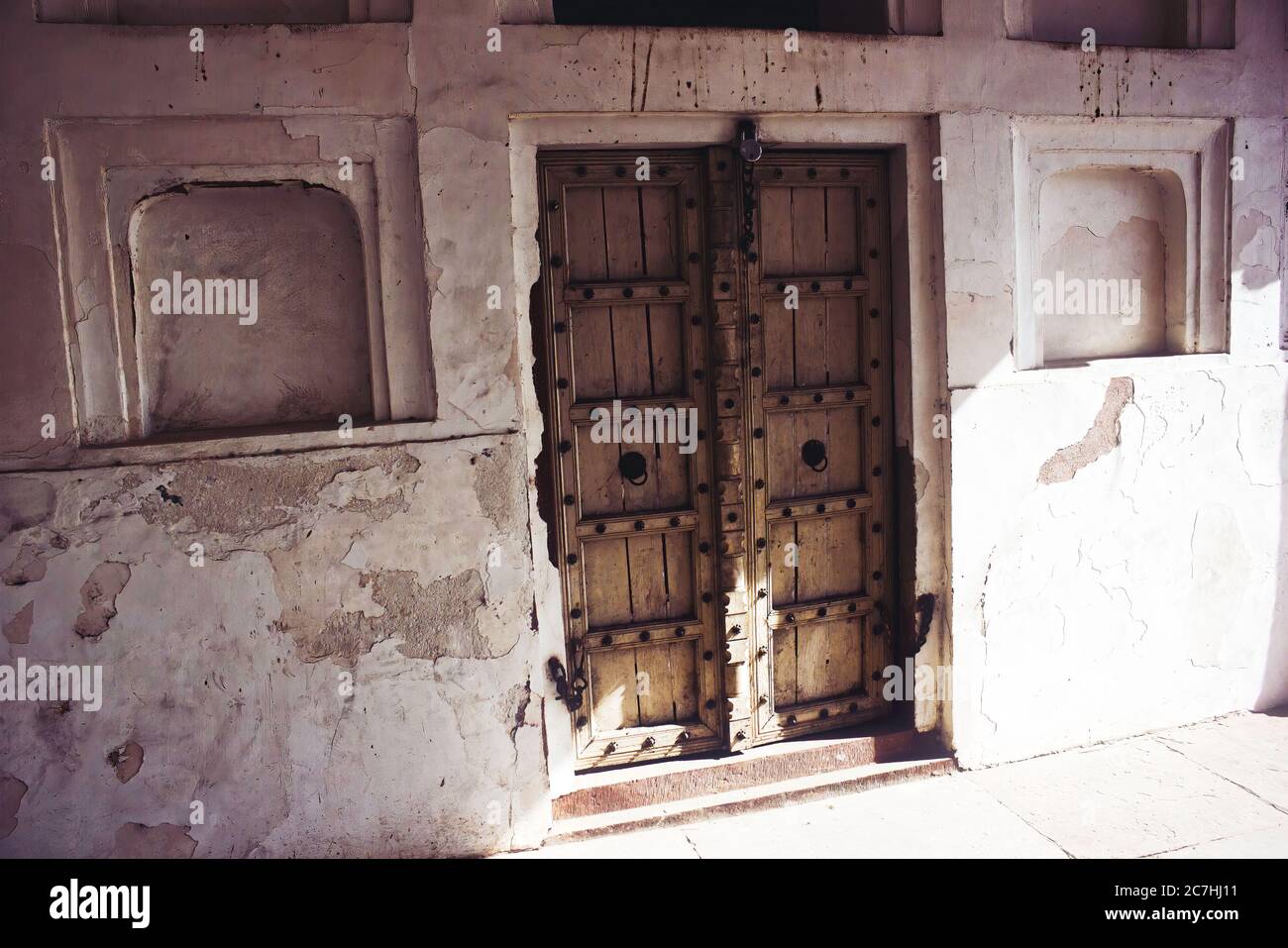 A door of one of the ancient islamic fort architecture Stock Photo - Alamy