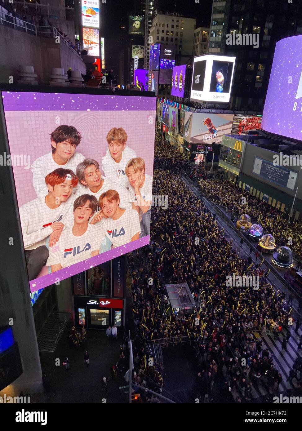 Times square new york crowds 2019 hi-res stock photography and images ...