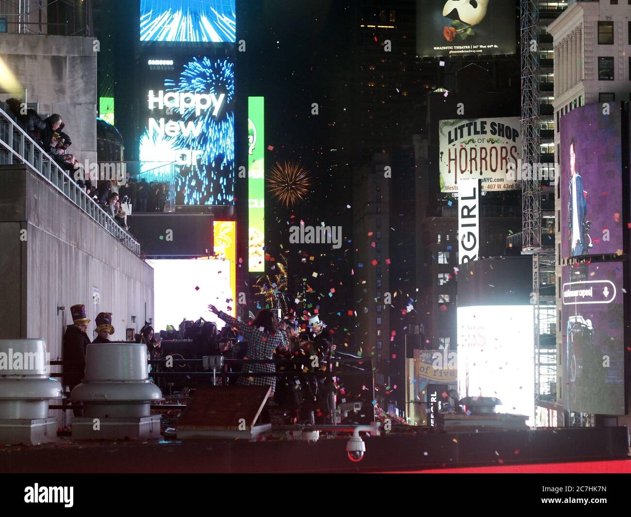 Times square crowds 2019 hi-res stock photography and images - Alamy