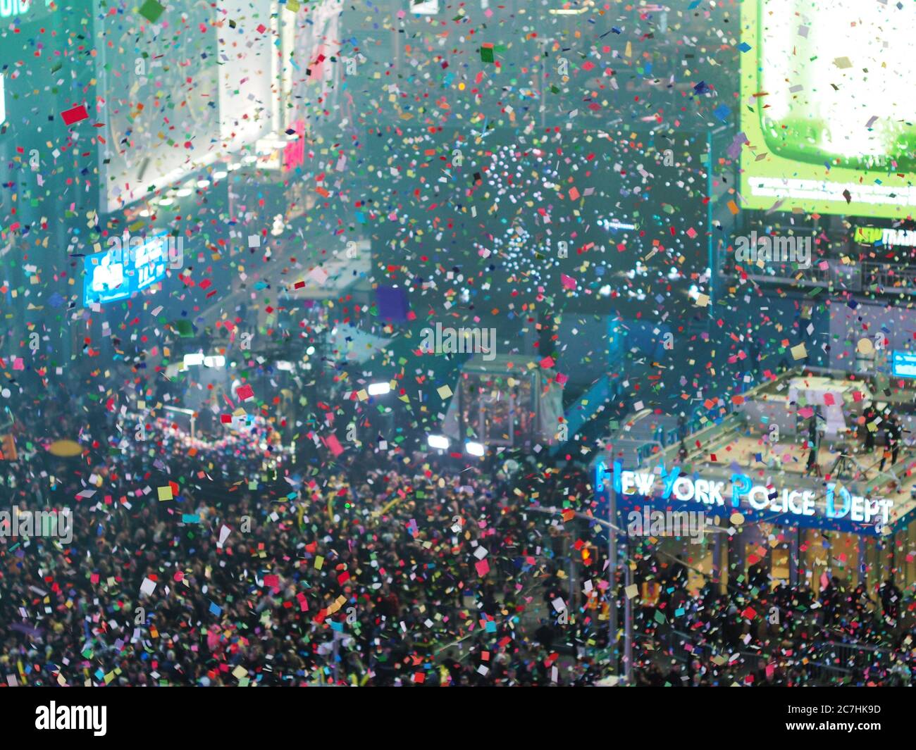 Times square crowds 2019 hi-res stock photography and images - Alamy