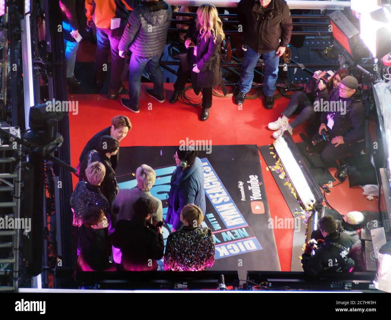 Times square crowds 2019 hi-res stock photography and images - Alamy