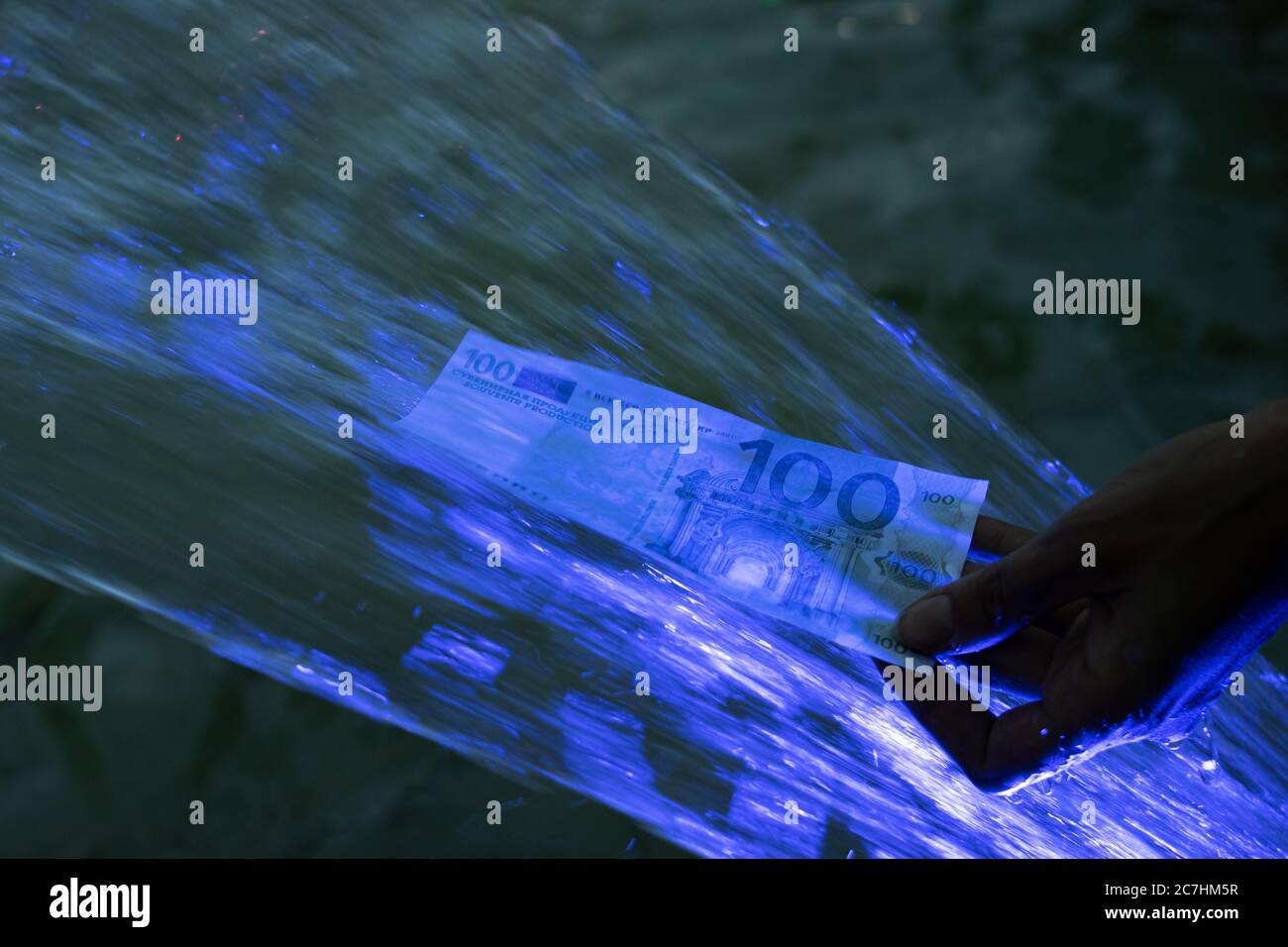Euro Note In Hand In Lit Fountain Stock Photo Alamy euro-note-in-hand-in-lit-fountain-stock-photo-alamy