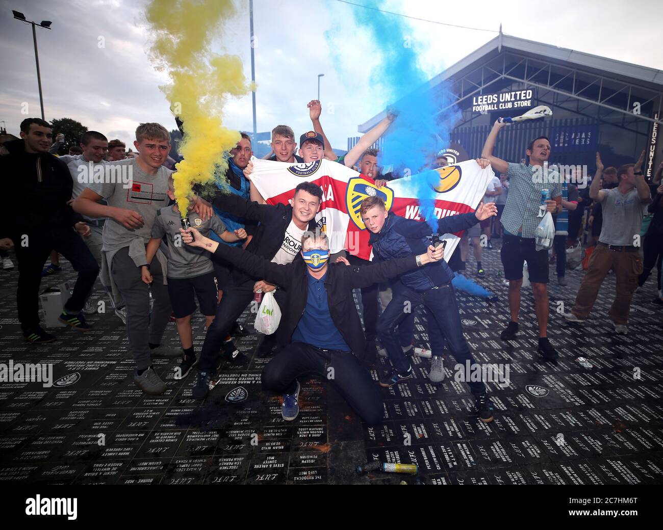 English premier league fans hi-res stock photography and images - Alamy
