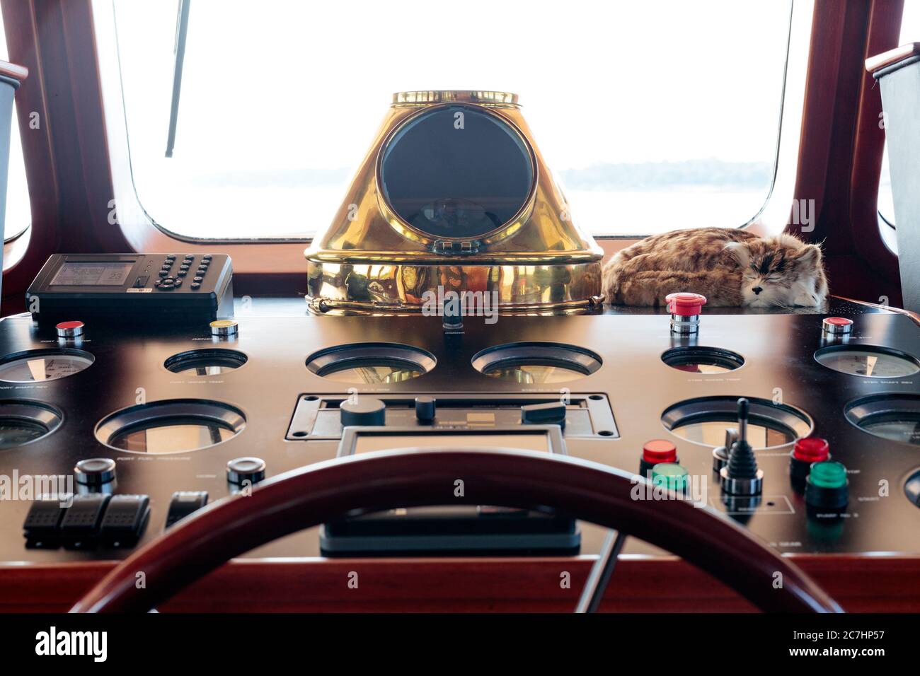 Bridge control console hi-res stock photography and images - Alamy